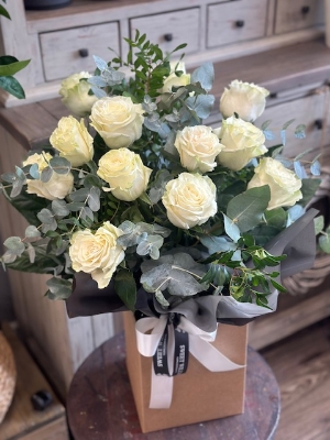 Classic White Rose Box – buy online or call 01642 787989