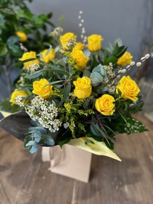 Dozen Yellow Rose Box – buy online or call 01642 787989