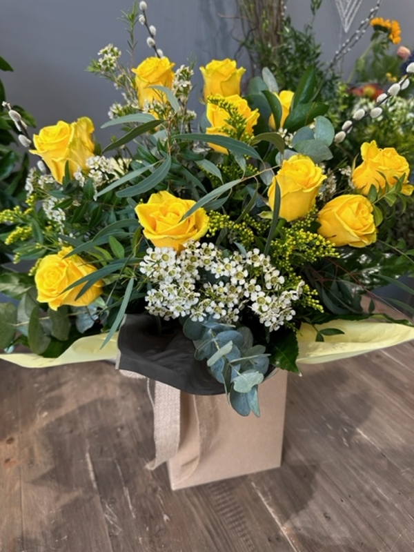 Dozen Yellow Rose Box – buy online or call 01642 787989