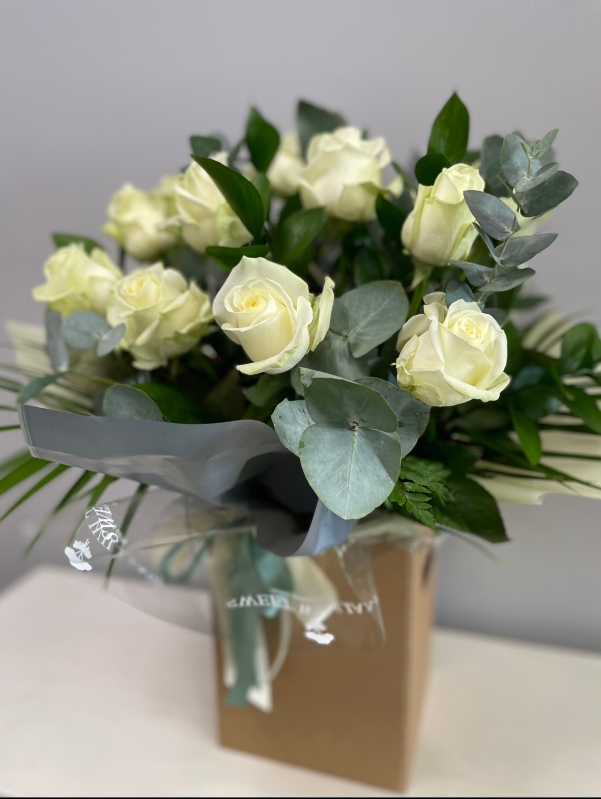 Luxury Dozen White Roses – buy online or call 01642 787989
